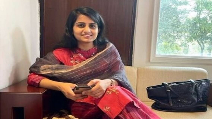 age 16 Saumya Sharma lost hearing power gave UPSC exam fever became IAS ...