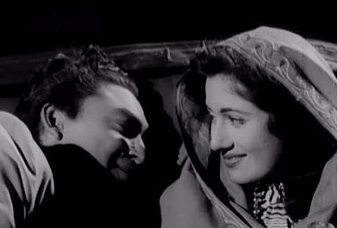 This actress created ruckus romancing her brother film | अपने भाई के ...