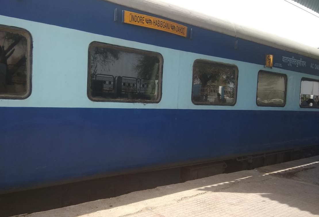 Passengers Indore upset due running Intercity till Bhopal | इंटरसिटी के ...