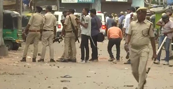 Stone pelting Ram Navami procession Gujarat | गुजरात में रामनवमी की शोभा यात्रा पर पथराव