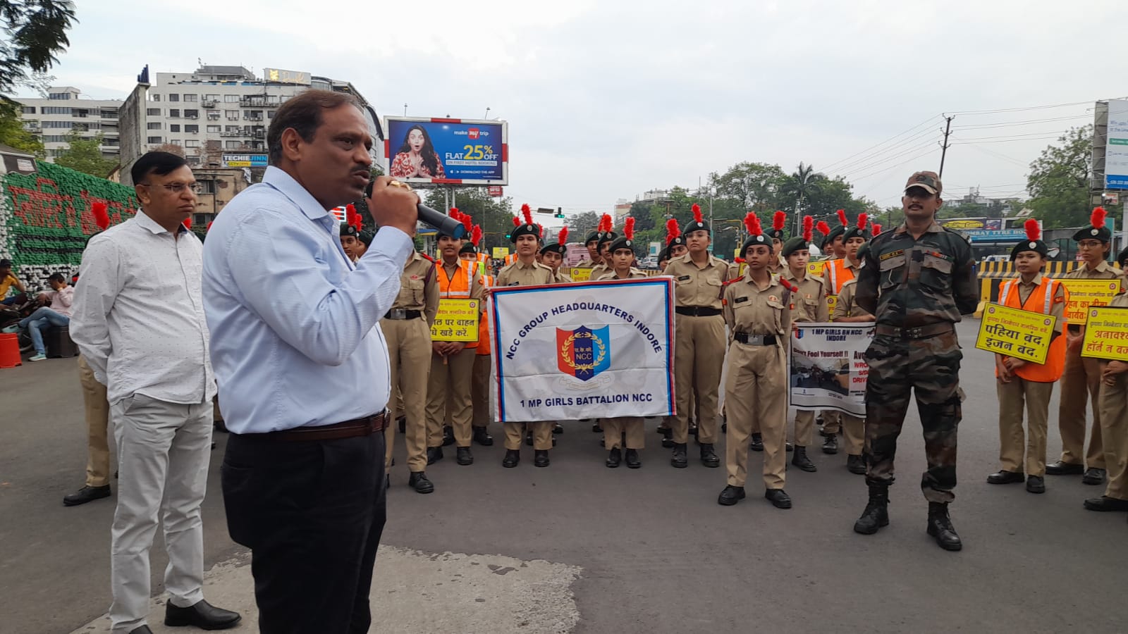 Indore traffic police walk teach traffic rules | यातायात के नियम सिखाने ...
