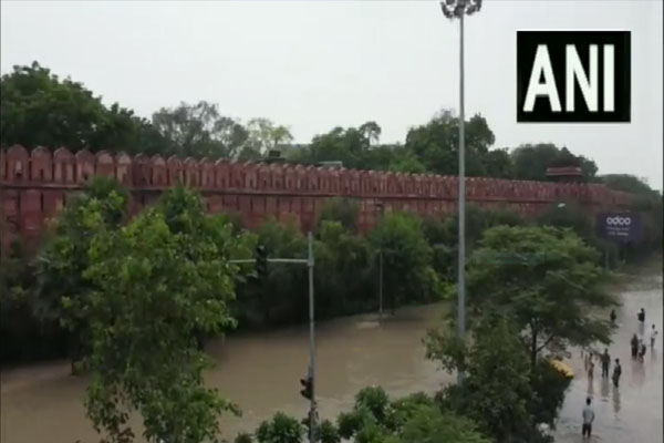 यमुना की बाढ़ का पानी दिल्ली में लाल किले तक पहुंच गया | Yamuna flood water reached Red Fort in ...