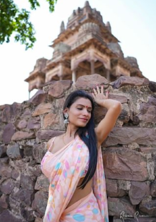 Model Reshmi R Nair did obscene photoshoot in temple | मॉडल रेशमी आर नायर ने मंदिर में कराया अश् ...