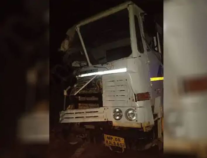 13 people burnt alive in Guna bus accident: 7 bodies burnt and stuck to ...