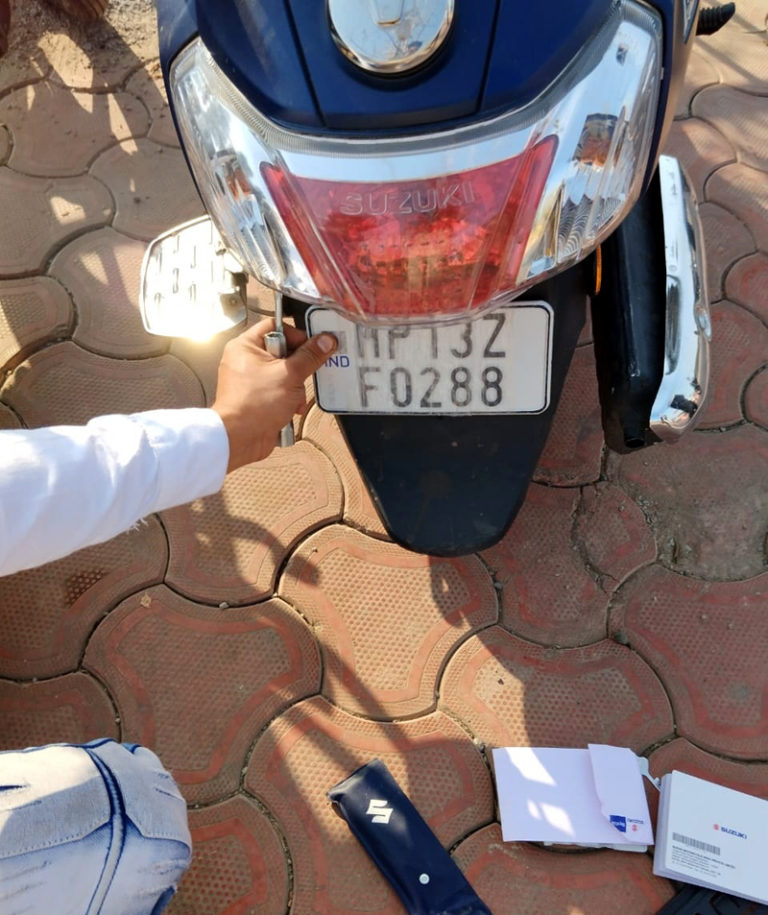 Police themselves got numbers written on vehicles without number plates ...