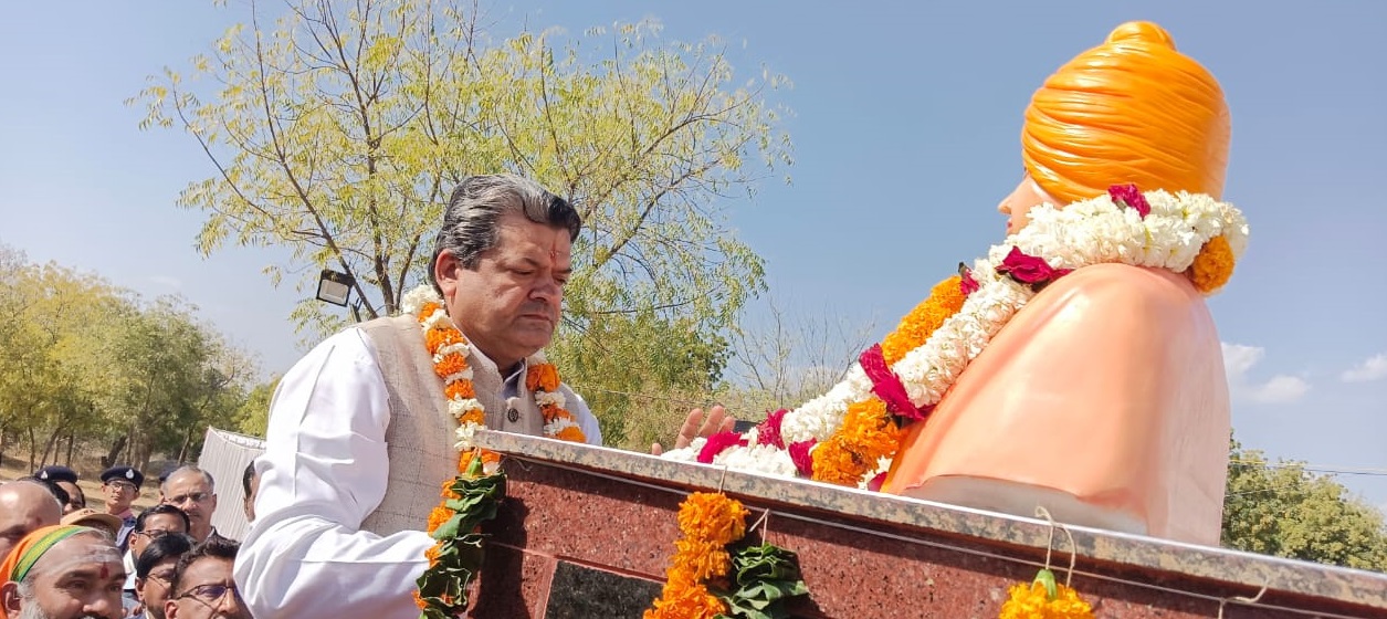 स्वामी विवेकनंद अपने जीवन दर्शन से सदैव युवाओं को प्रेरित करते रहेंगे ...