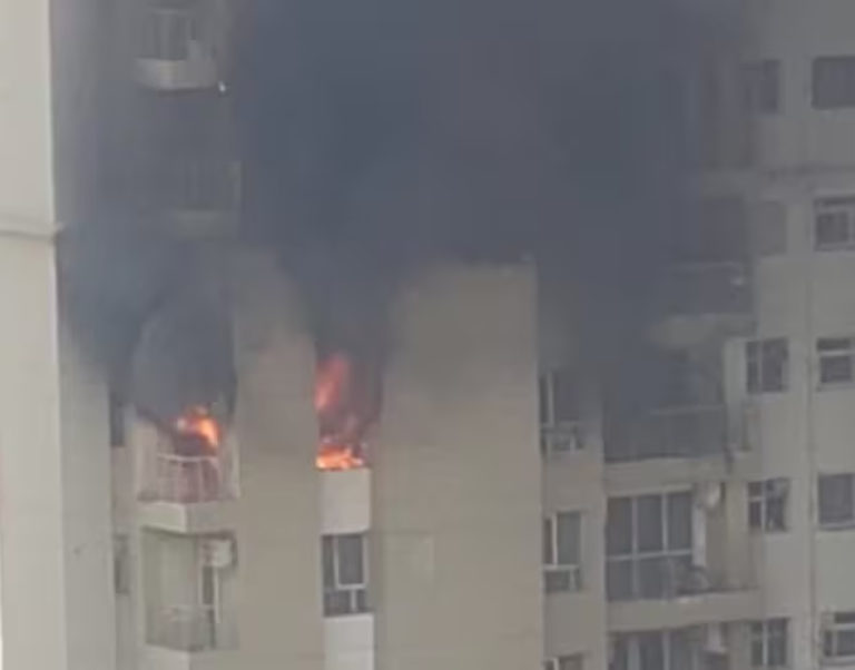 AC exploded in a high rise society in Noida Sector 100, many flats ...
