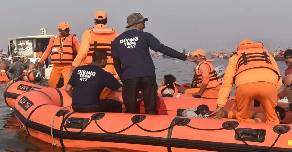 boat full devotees capsized Sangam during Maha Kumbh NDRF rescued 5 people | महाकुंभ में संगम पर ...